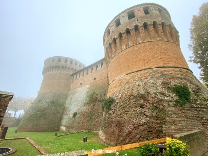 A spasso tra i vicoli di Dozza, il paese dei murales - Quantomanca.com ...